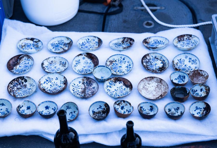 Chinese porcelain cargo discovered in 18th-century shipwreck off Norway ...